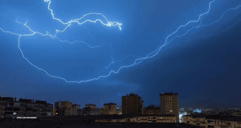 WATCH: Incredible footage of last night's lightning on Spain's Costa ...
