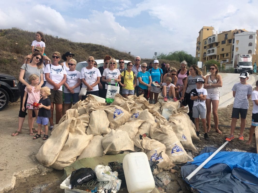 IN PICS: Marbella beach World Clean Up day - Olive Press News Spain