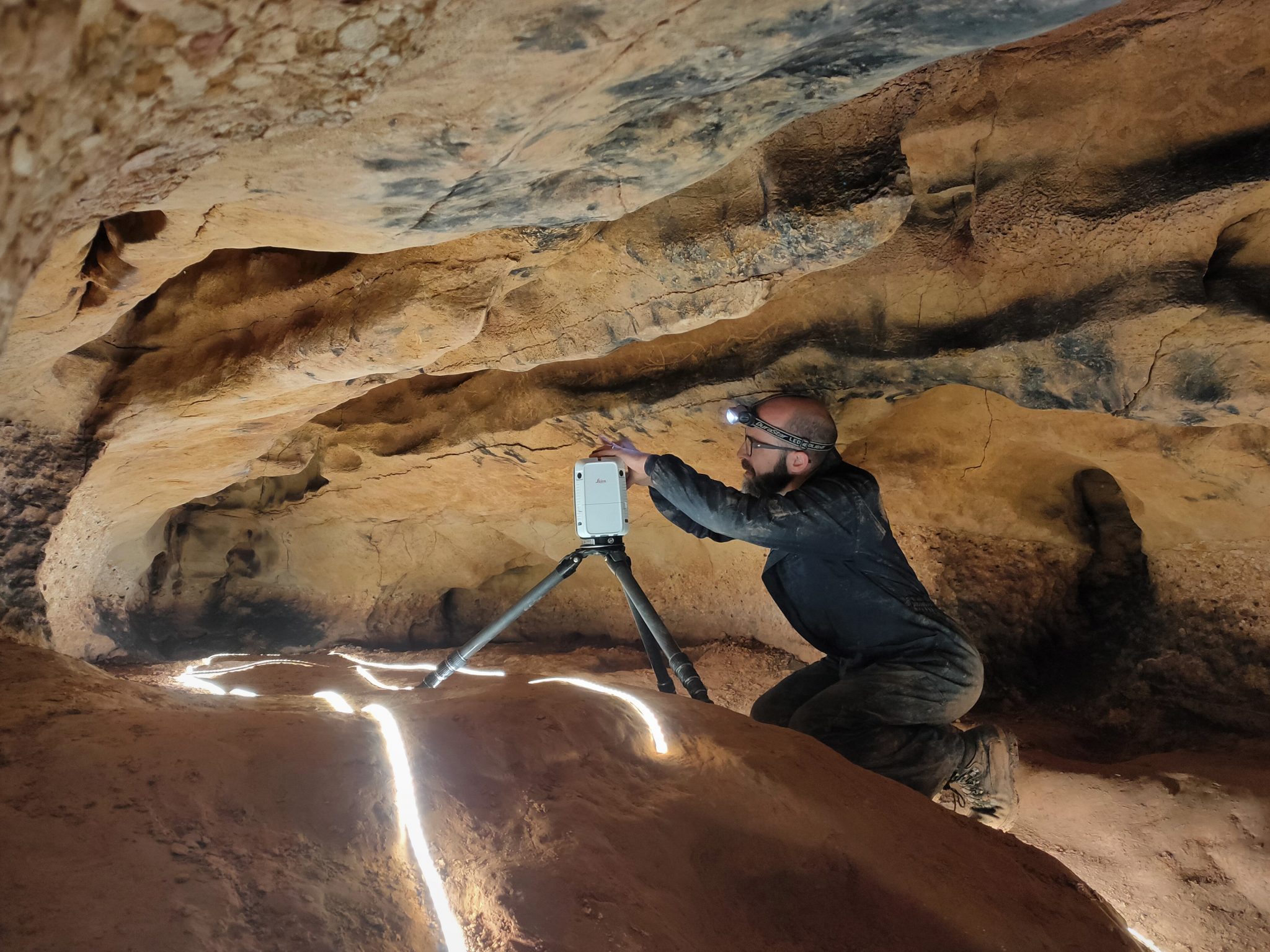 IN PICS: Spectacular 15,000-year-old carvings uncovered in Spanish cave ...