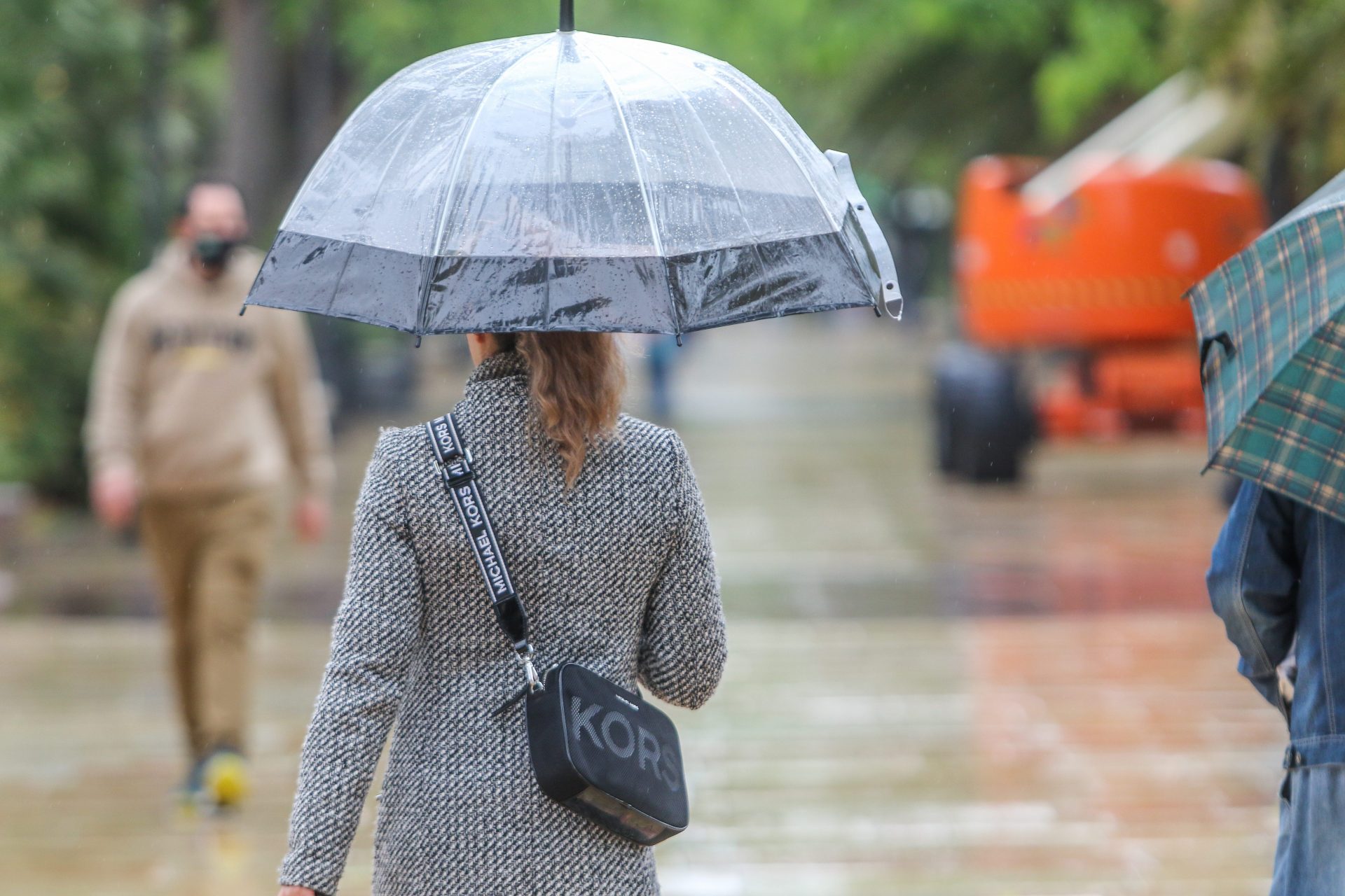 GRAB A BROLLY: Heavy rainfall causes flooding and problems in Spain’s ...