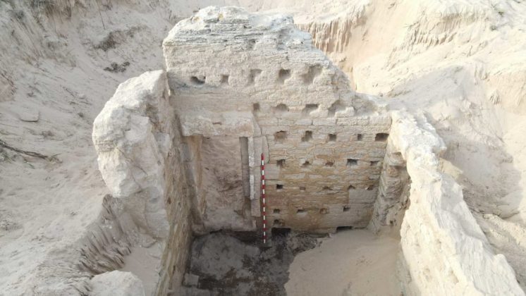 Ancient Roman bath complex emerges from shifting sands on beach in ...