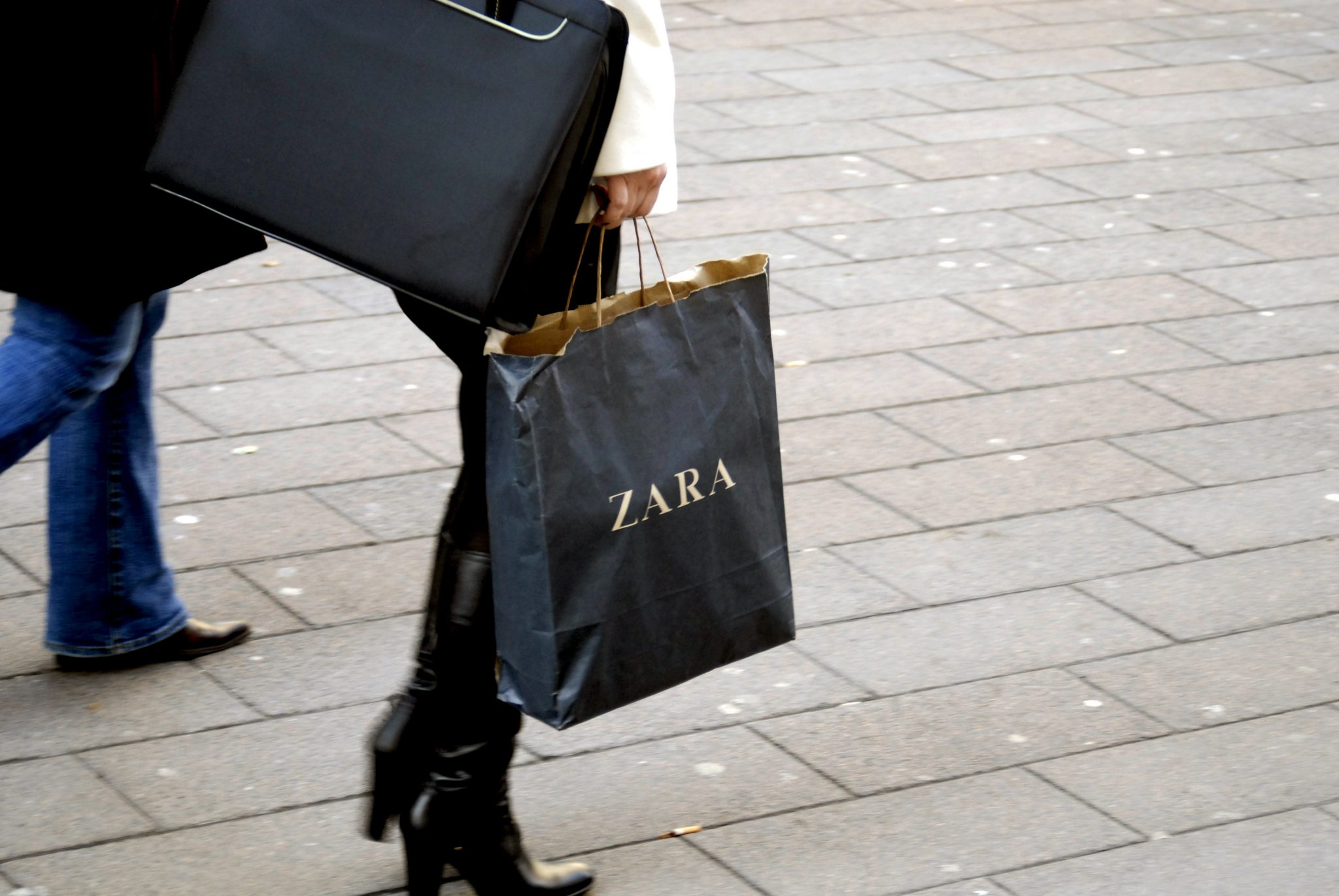 Spain's fashion giant Inditex- owners of Zara- reports record profits ...