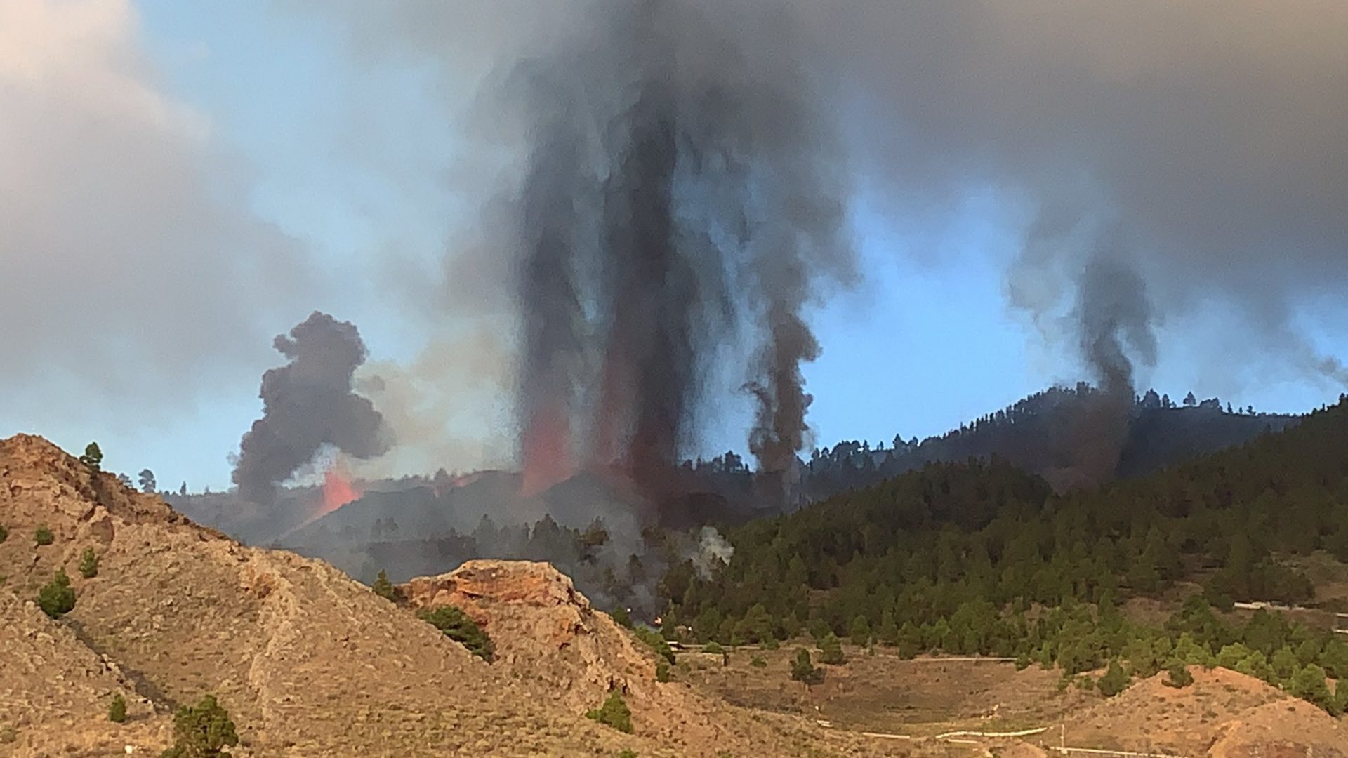 Volcano eruption on Canary Island of La Palma in Spain spurs mass ...