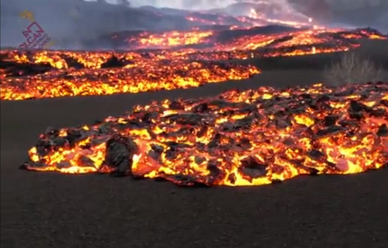 Volcano warning in Spain: Scientists draft emergency plans to evacuate ...