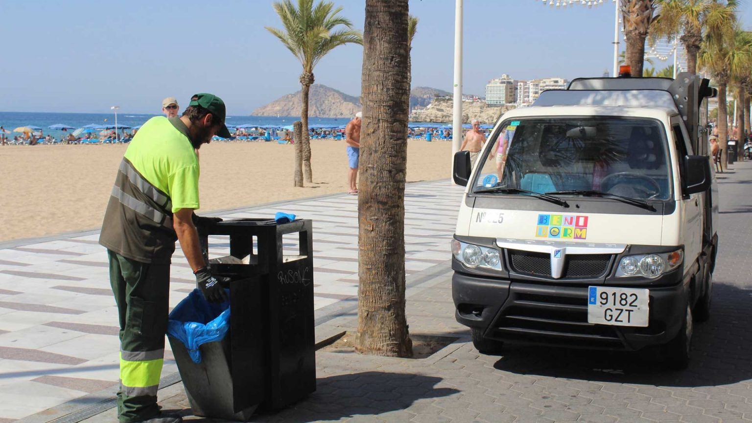 Tourists left up to 540 TONNES of rubbish on the beaches of Spain's ...