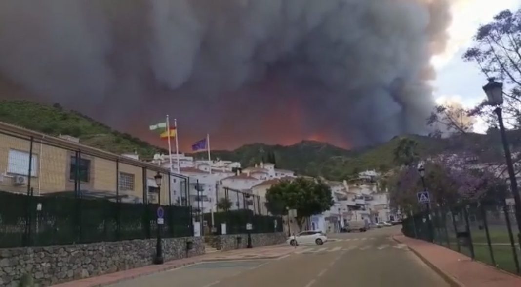 FIRE UPDATE: Hundreds face evacuation as Costa del Sol fire starts to ...
