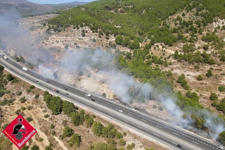 Forest fire on Spain's Costa Blanca billows smoke across AP-7 motorway ...