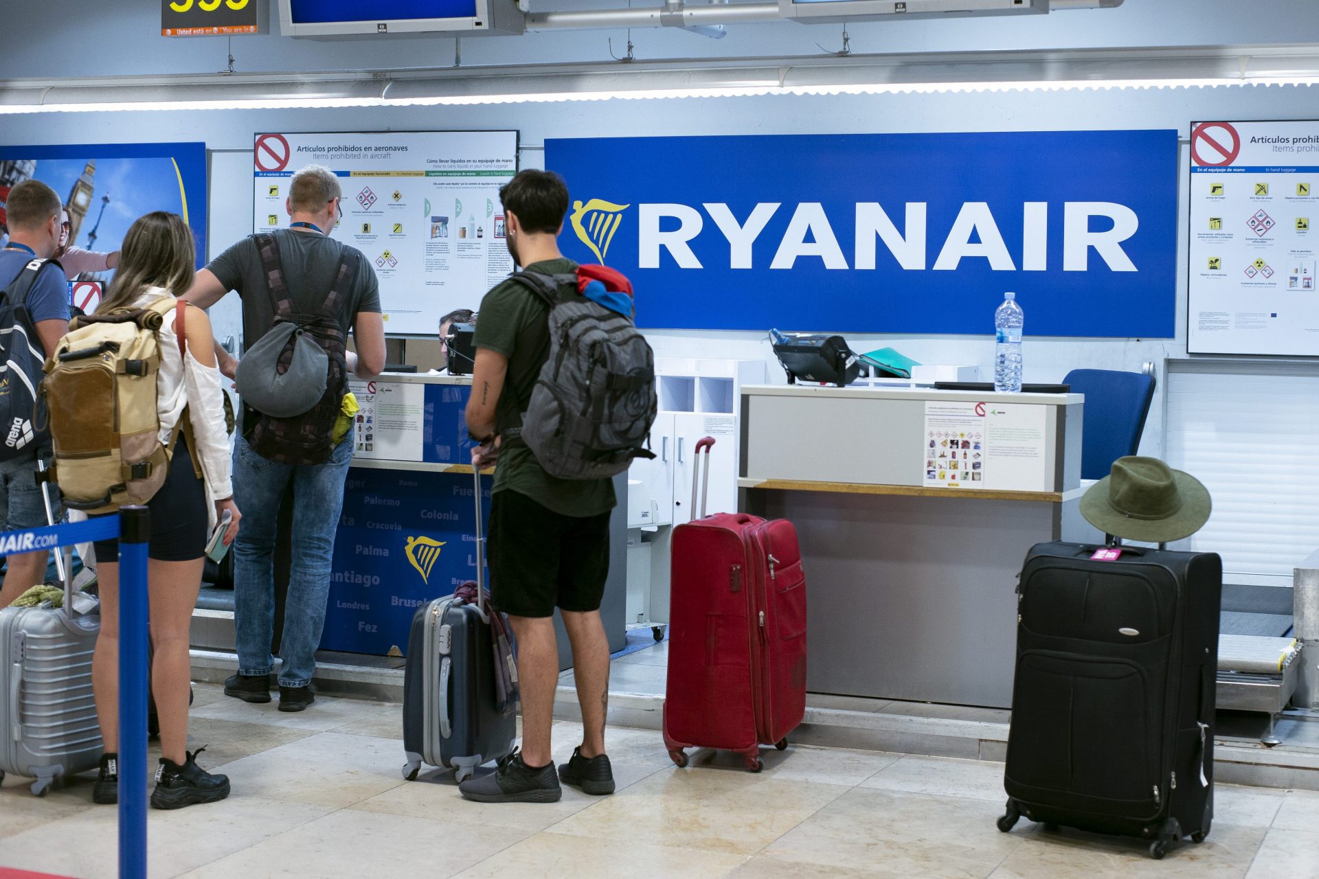 Ryanair stop man, 89, from flying home to Spain in ID card dispute - Olive Press News Spain