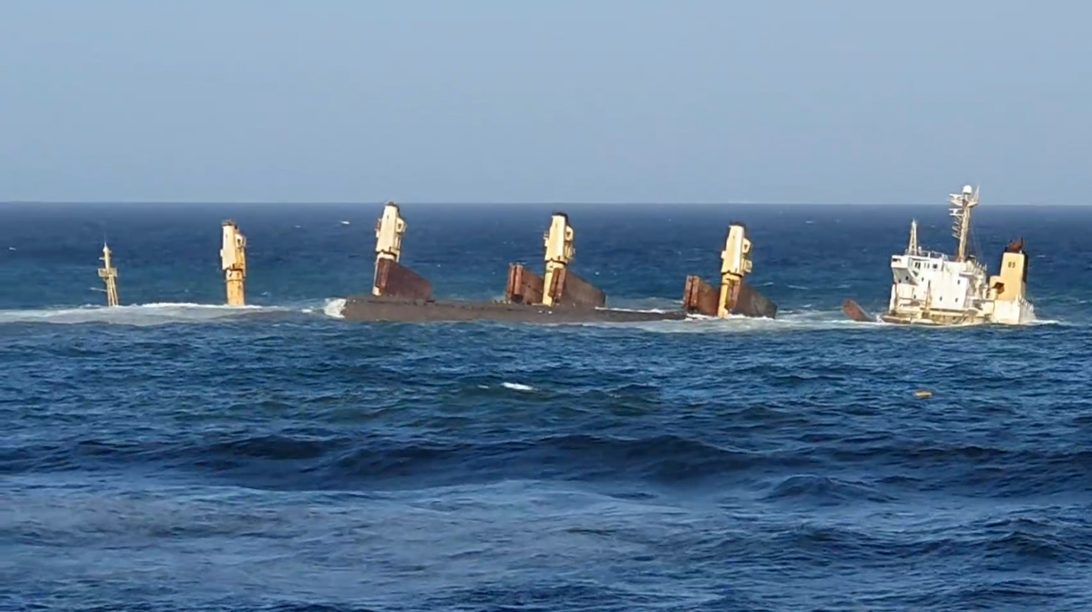 DISASTER: More oil spills onto Gibraltar beaches after shipwreck breaks ...