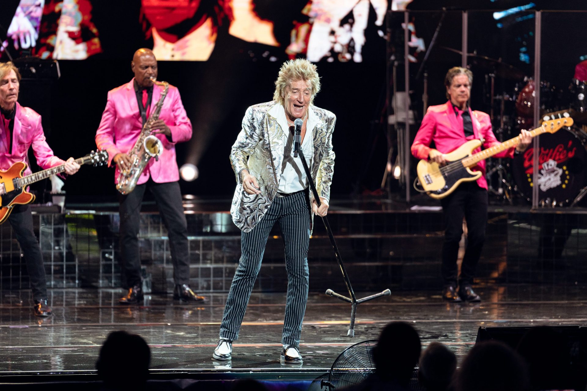 Happy families: Rod Stewart enjoys quality family time between Spain ...