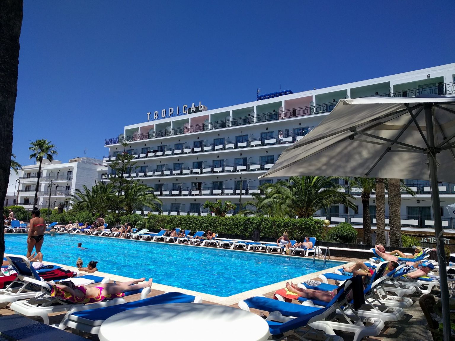 Irish tourist, 34, found dead in hotel from suspected drug overdose in ...