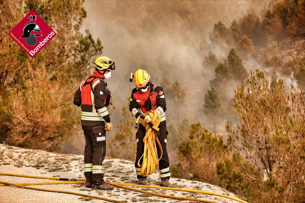 Alicante fire latest: Three firefighters are injured as forest blaze ...