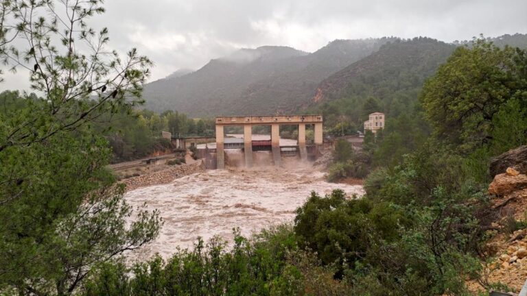 Fears of further destruction in Spain's Valencia as major dam at risk ...