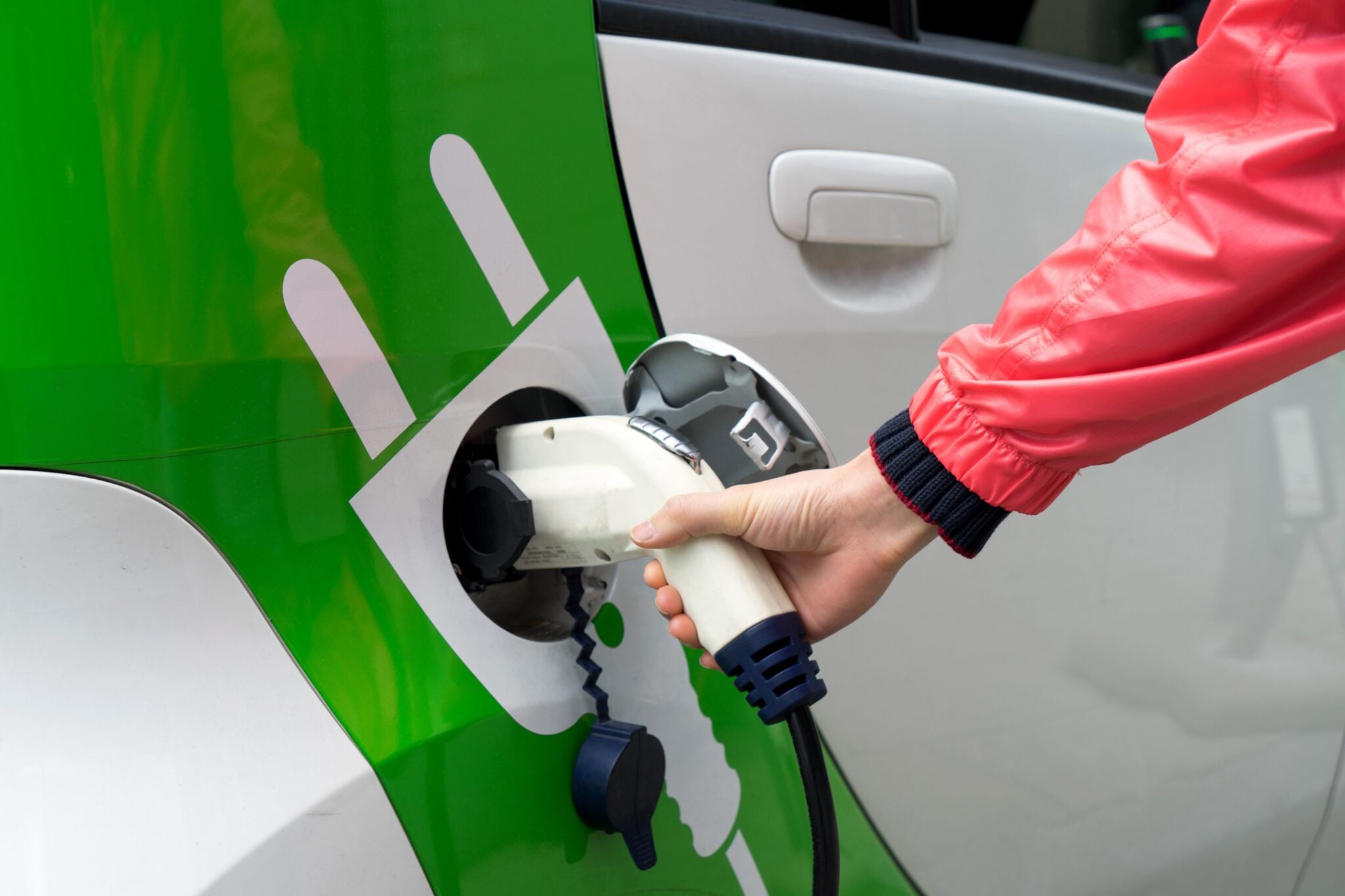 Spain brings back electric vehicle subsidies of up to €7,000 in new ...