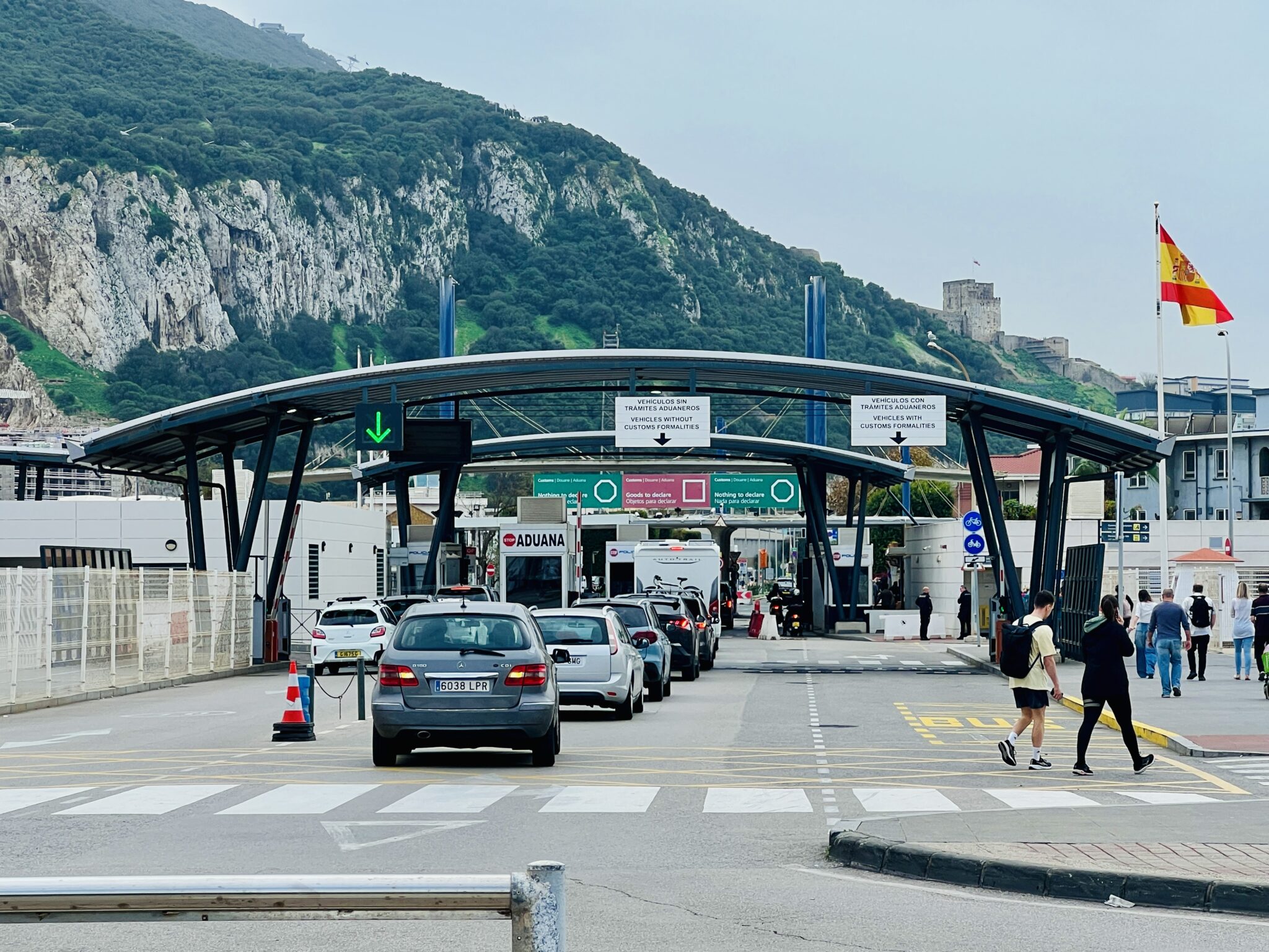 Tension at the Gibraltar border: Defiant Spanish cops provoke the Brits ...