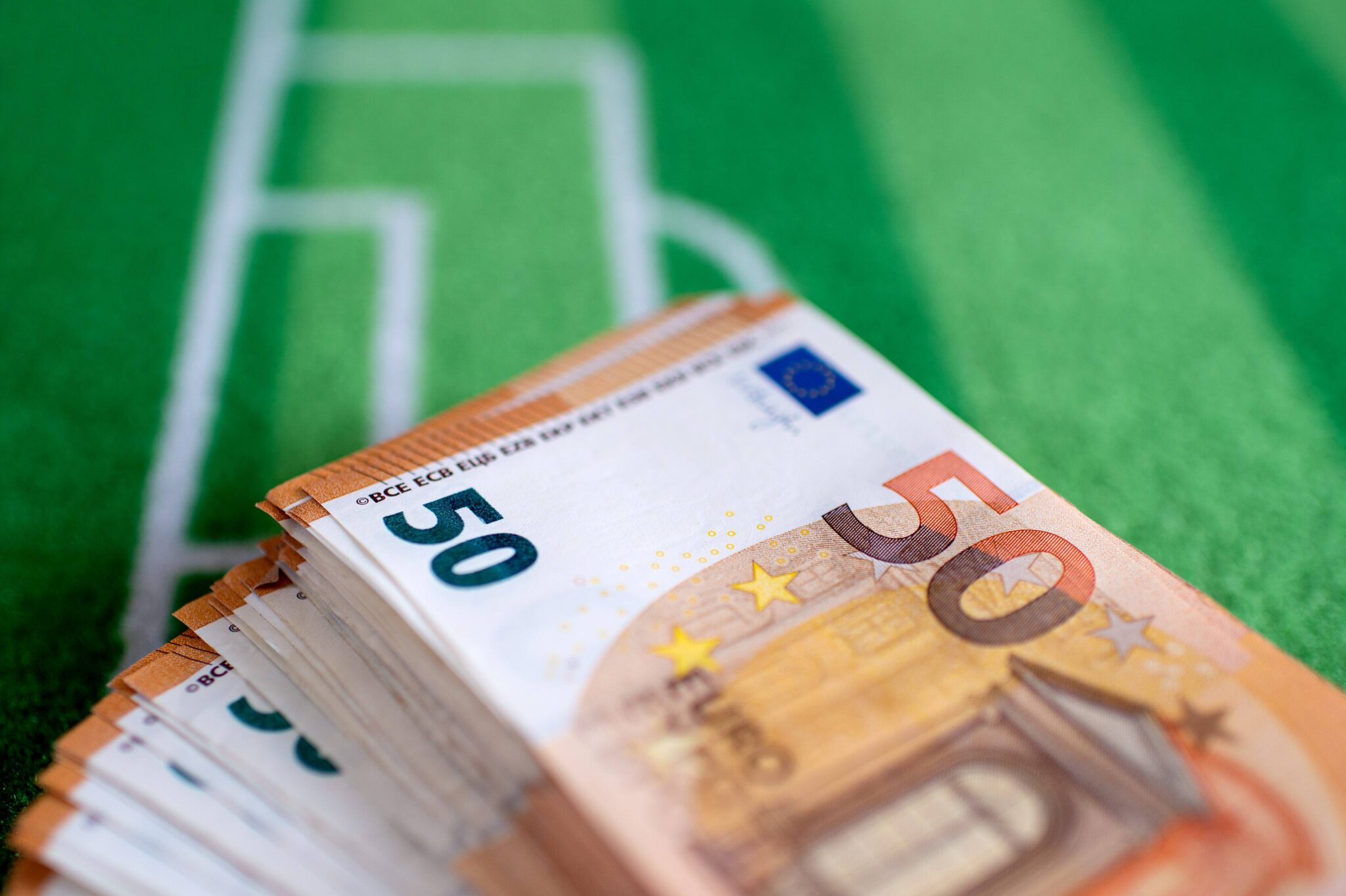 Euro 'cash trap' warning for British tourists flying to Spain for ...