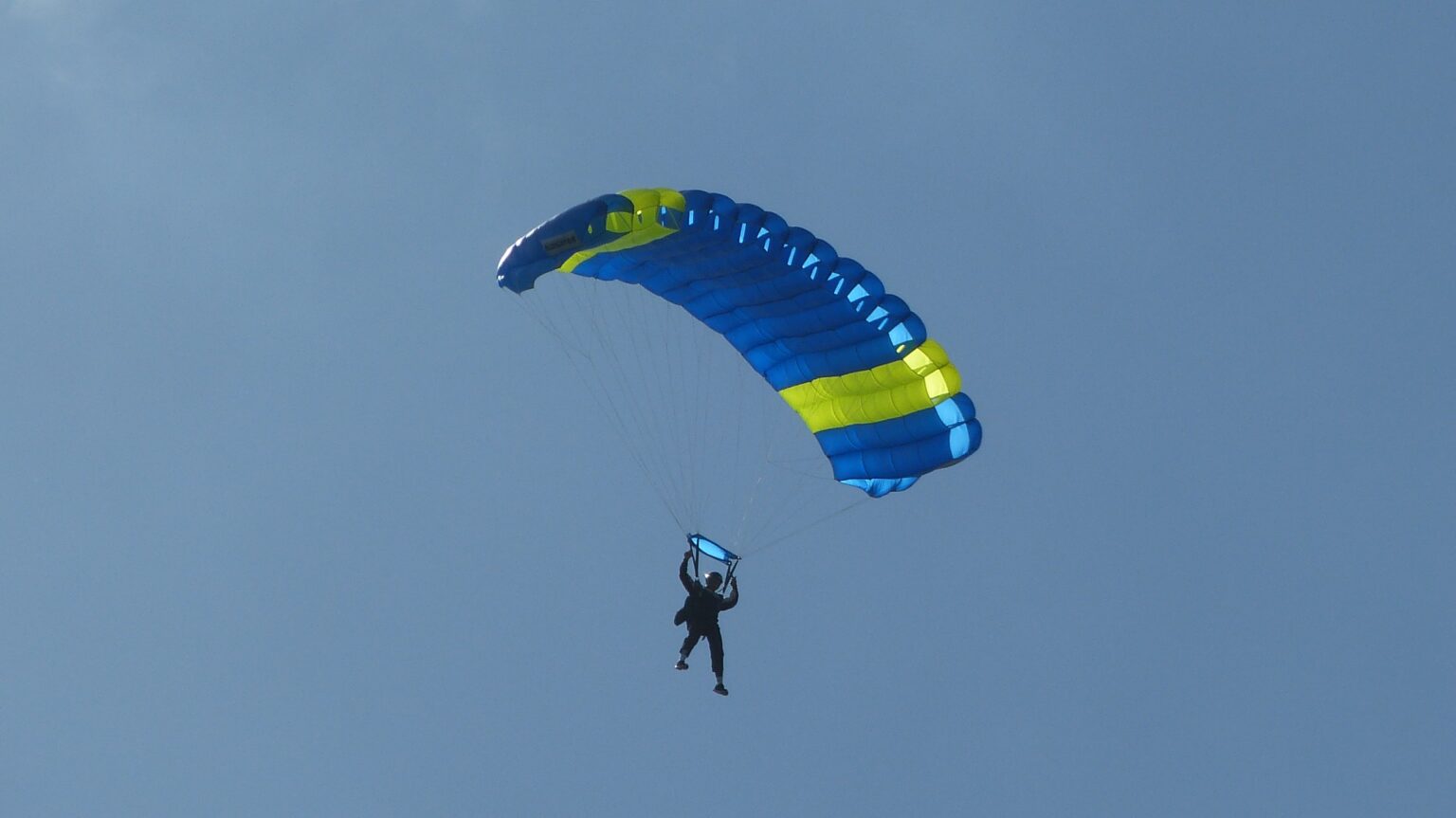 Skydiver falls to his death after parachute fails to open during jump ...
