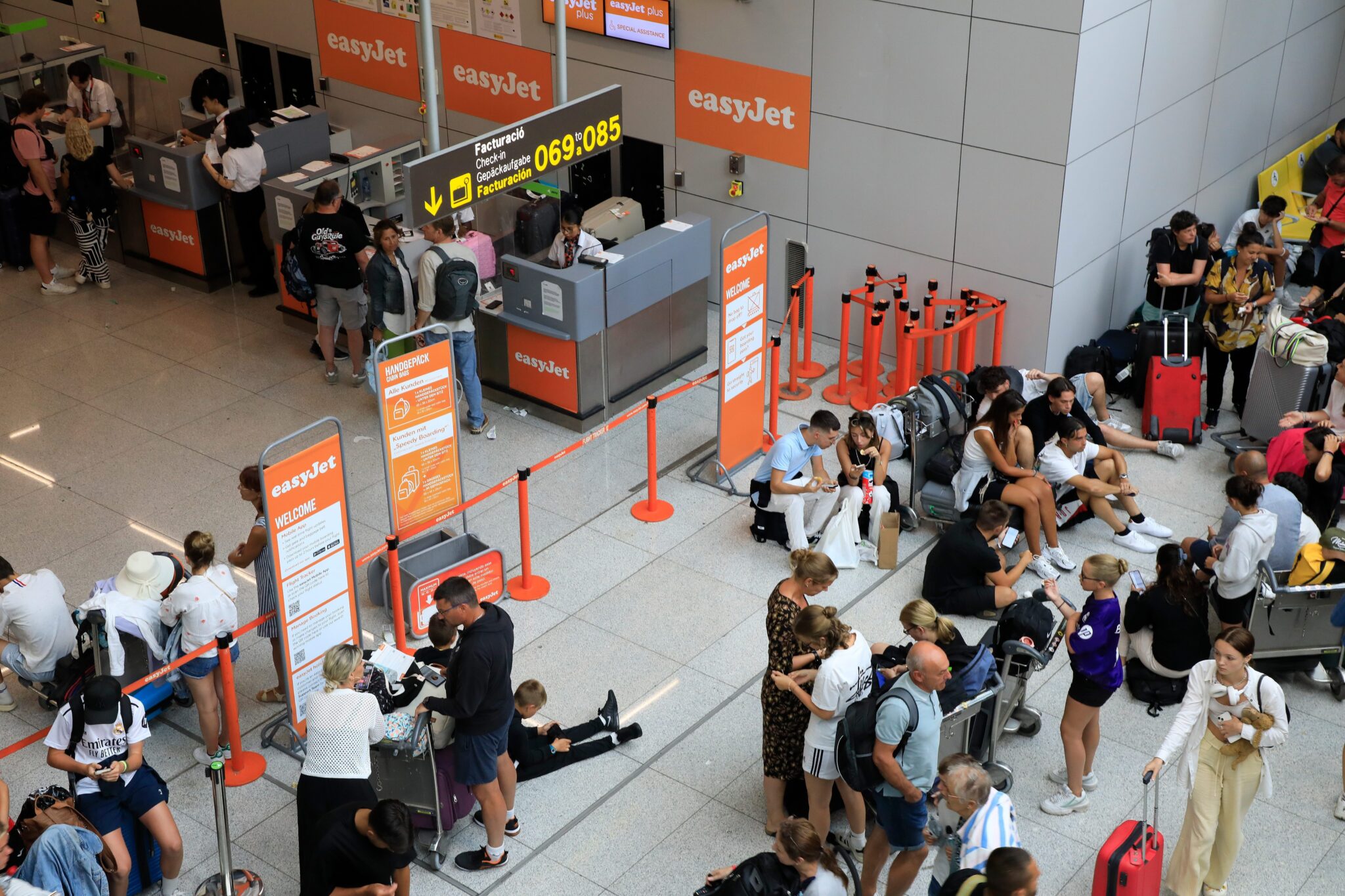 Easyjet staff at UK airports get cash bonus for spotting oversized ...
