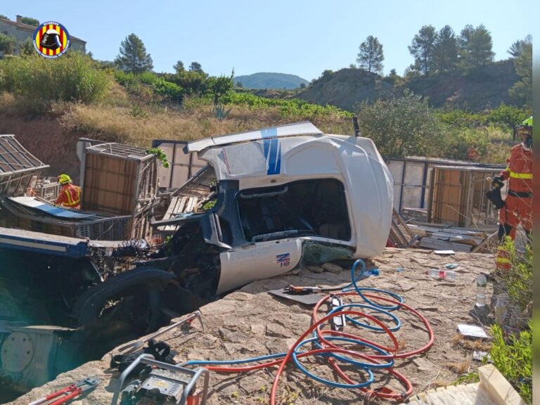 Real-life chicken run as poultry escape from cages after lorry crash in ...