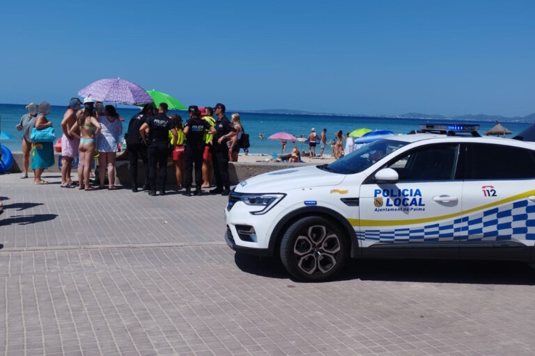 Swimmers ordered out of the water in shark alert at Mallorca beach ...