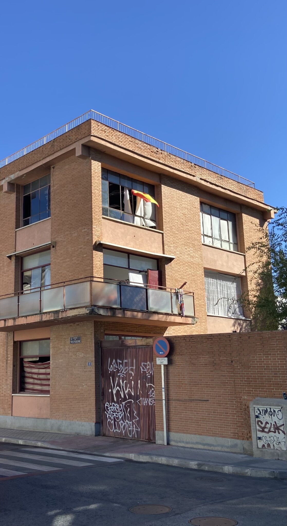 War zone in Madrid: 14 arrests after clashes with violent squatters ...