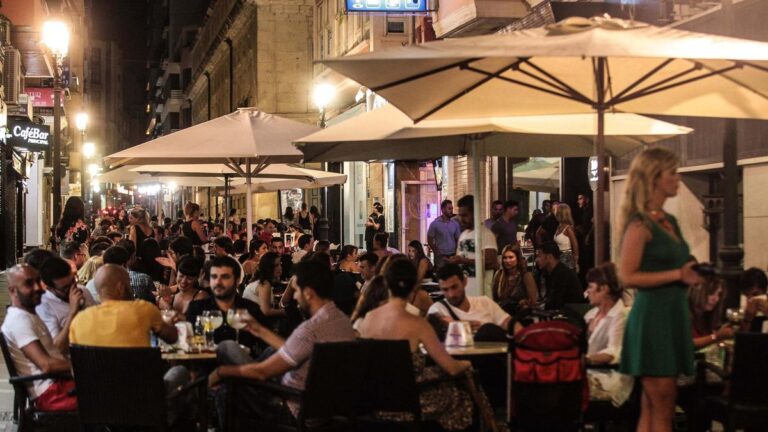Alicante's Old Town bars and restaurants MUST close earlier to stop ...