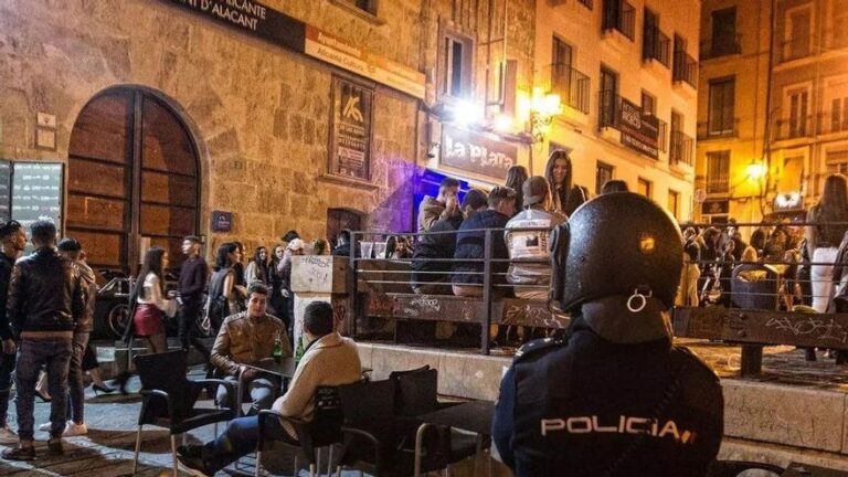 Alicante's Old Town bars and restaurants MUST close earlier to stop ...