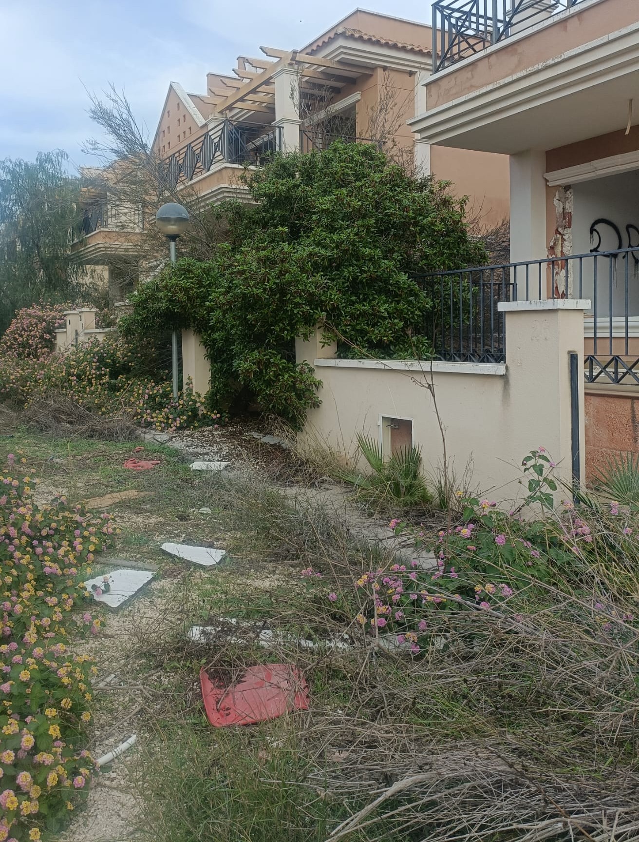 Despair as Brit expats' Alicante community is taken over by squatters