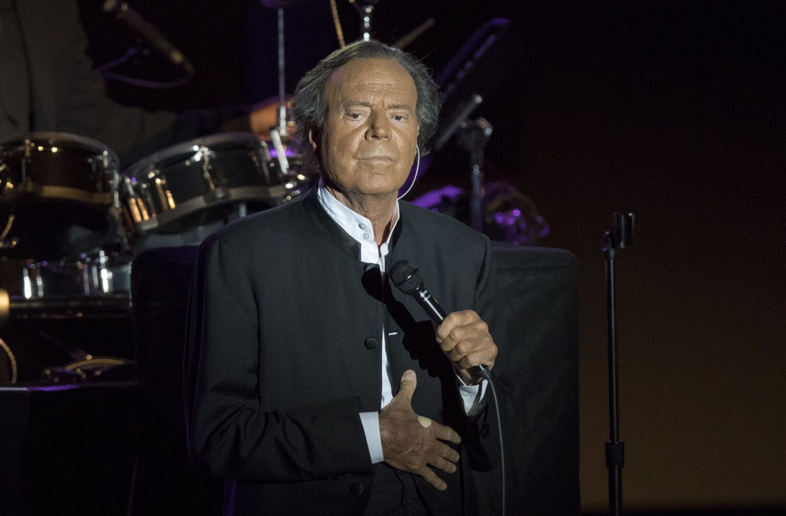 Spanish singer Julio Iglesias issues statement to deny sex abuse ...