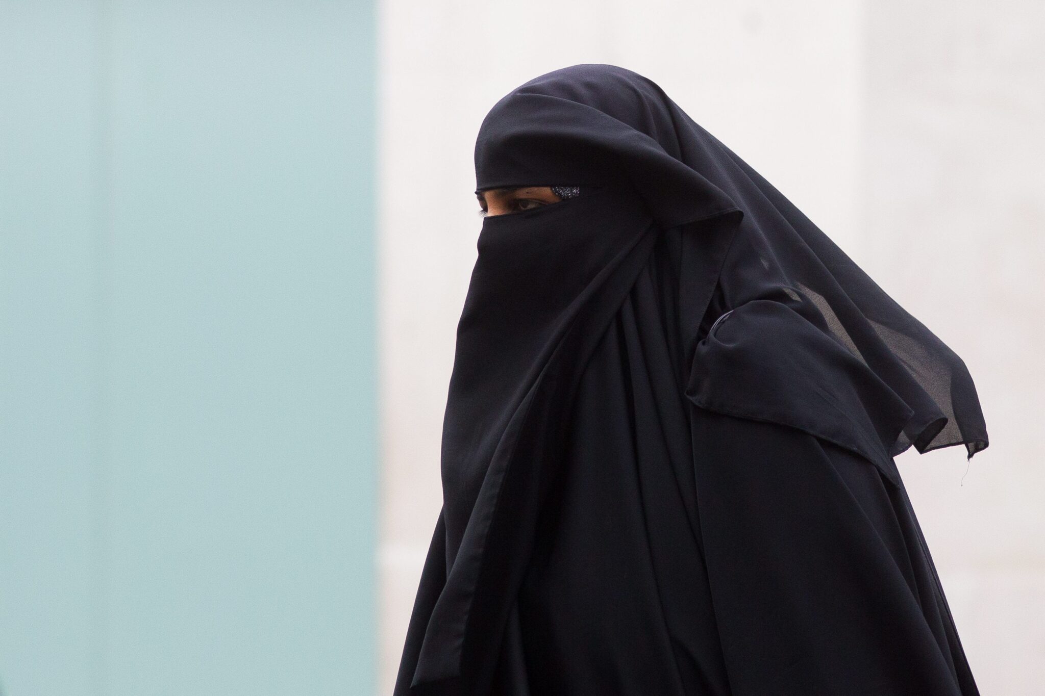 Burqa ban in public buildings and spaces - Olive Press News Spain
