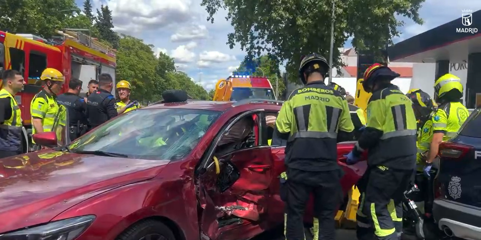 Firefighters cut woman out of car after Madrid crash involving police